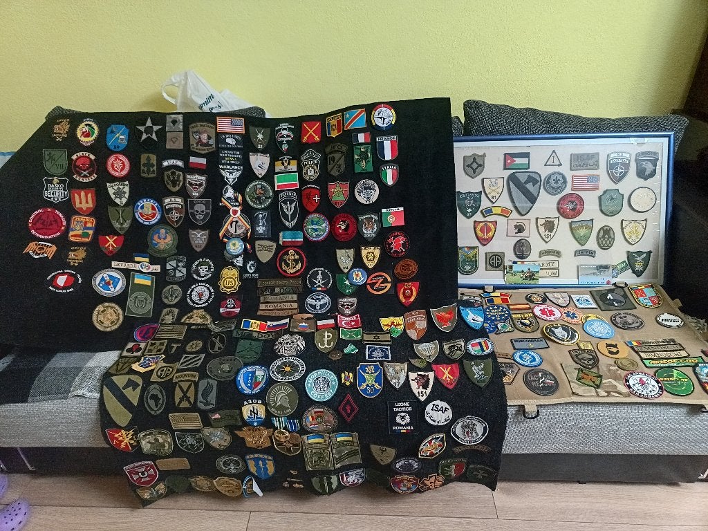 ≥ Verzameling van militaire emblemen en insignes. — Militaria ...