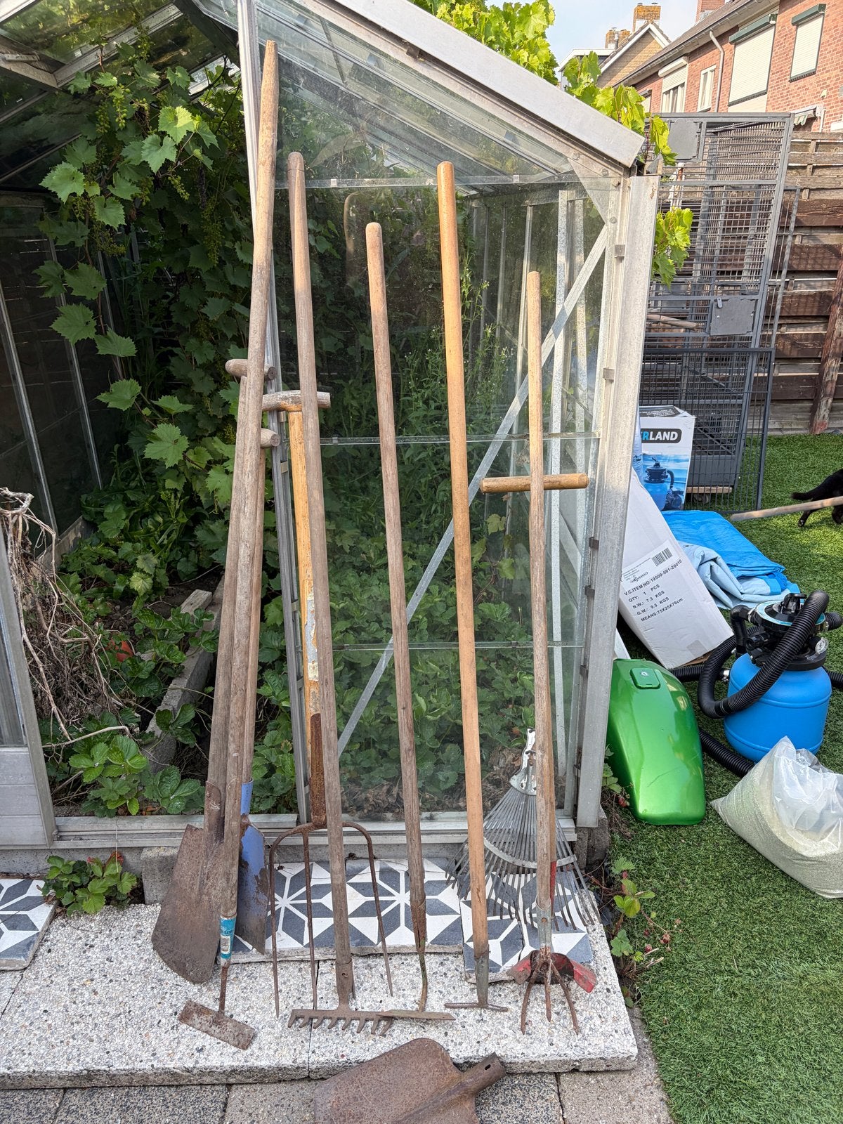 ≥ Diverse tuingereedschap set - Schoppen, harken, vorken — Hand ...