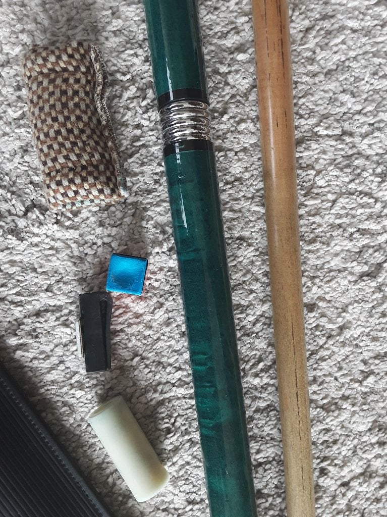 ≥ Mooie Biljartkeu + zwarte foedraal en div. accessoires. — Biljarten ...