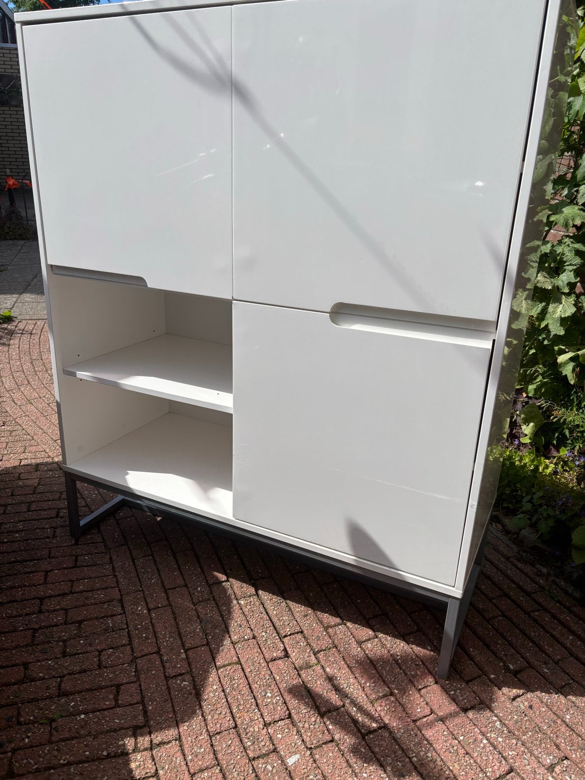 ≥ Hoogglans witte keukenkast met 3 deurtjes en legplank — Kasten ...