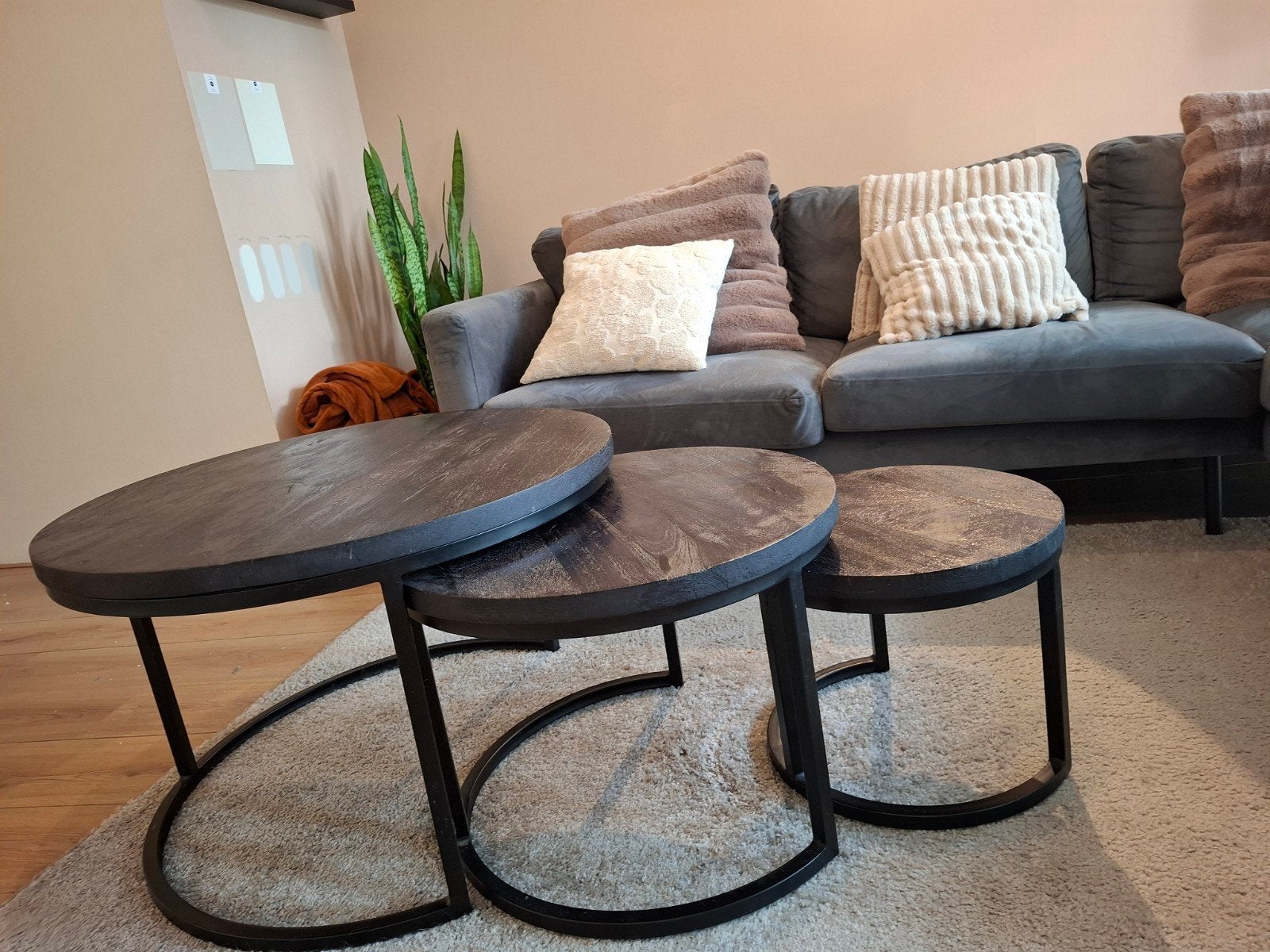 ≥ Set van 3 ronde salontafels, donker hout en metaal — Tafels ...