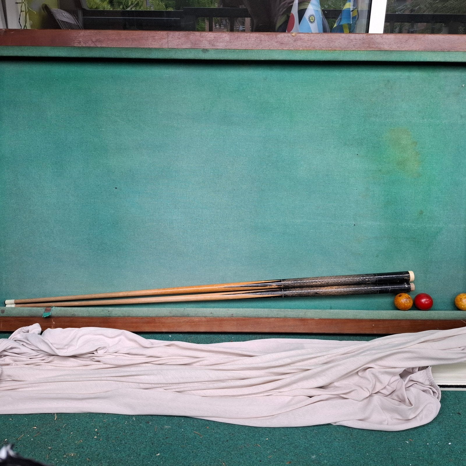 ≥ Gebruikte biljarttafel met ballen en keuen (m2408099663) — Biljarten ...