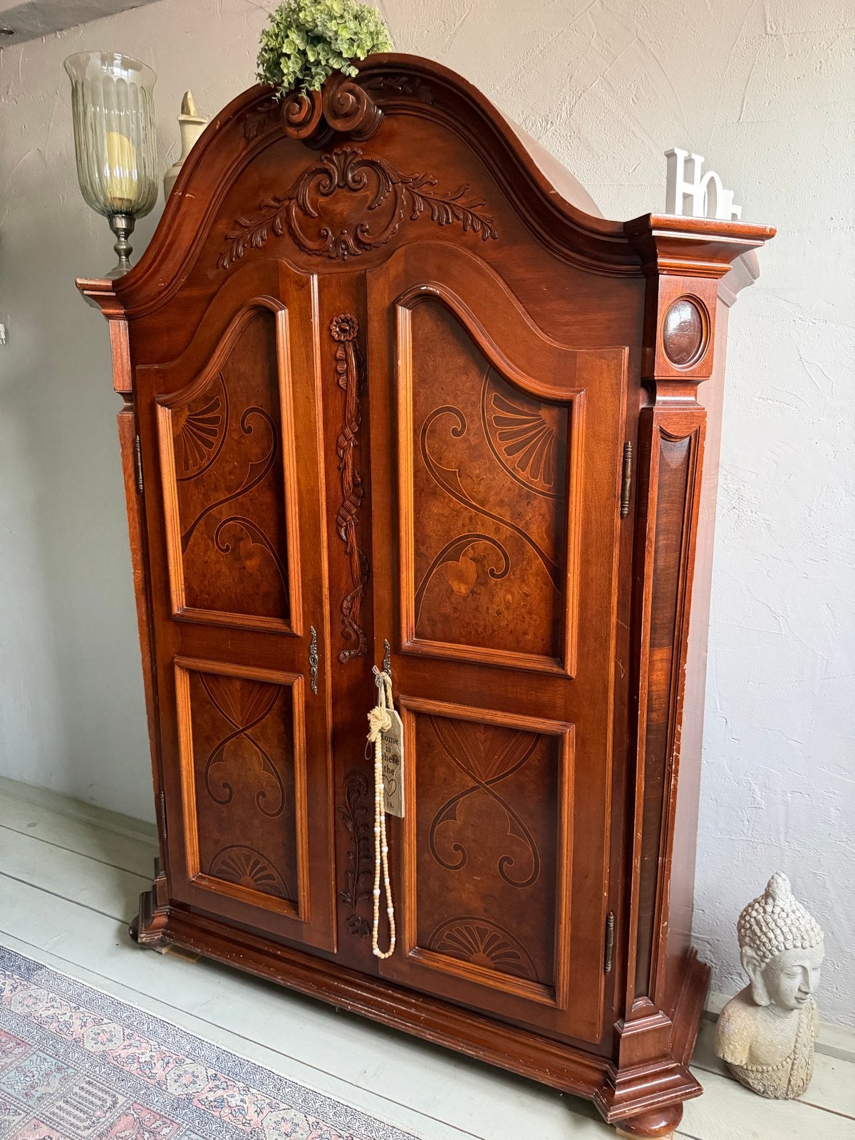 ≥ Antieke houten kast met inlegwerk — Antiek | Meubels | Kasten ...