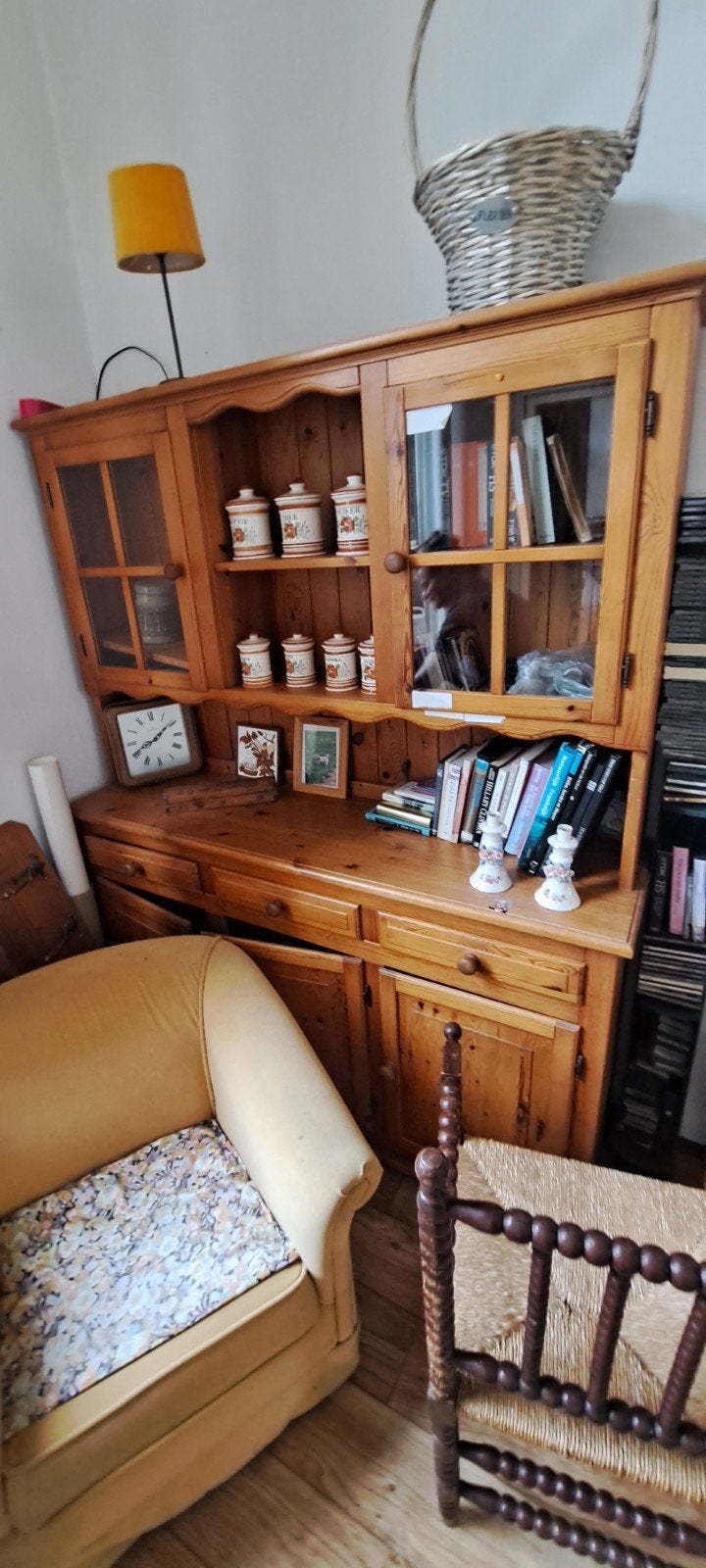 ≥ Rustieke houten buffetkast met vitrine kast massief — Kasten ...