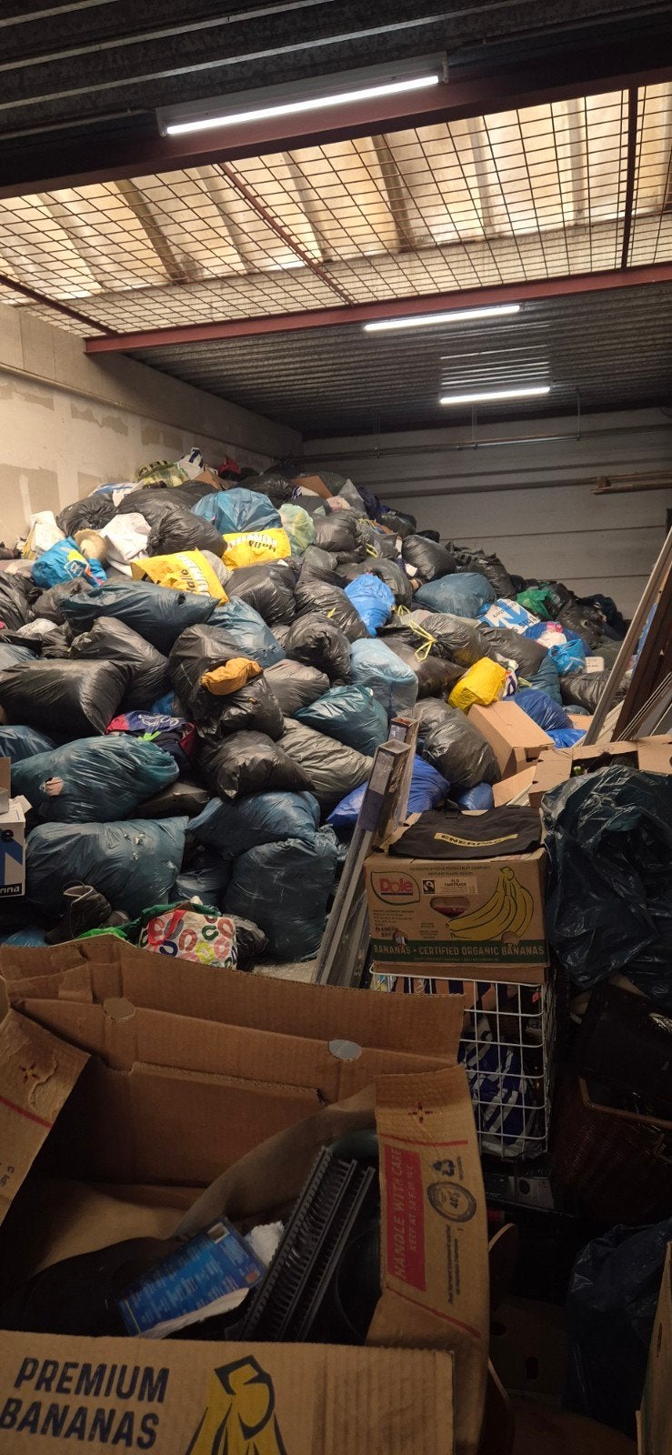 ≥ Grote partij diverse tweedehands kleding — Partijgoederen en Retail ...