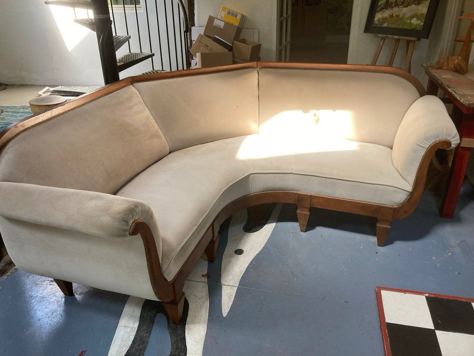 ≥ Antieke gebogen bank - Houten frame, lichte bekleding — Antiek ...
