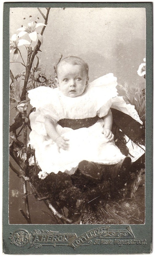 ≥ CDV - Kind Baby Witte Jurk Bloementak - Foto Heron Rotterdam — Foto's ...