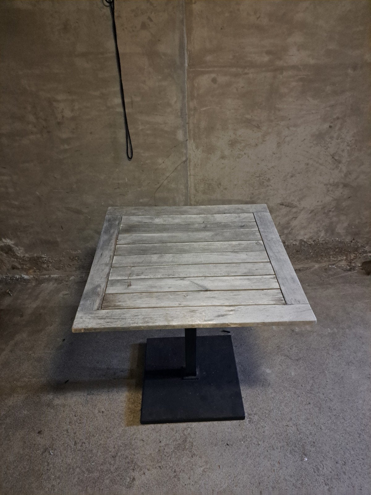 ≥ Houten vierkante tafel met metalen onderstel (m2408117233) — Tafels ...
