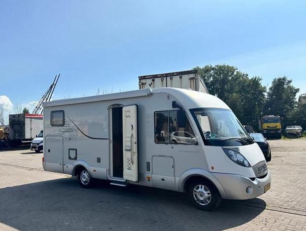≥ Licht grijze Hymer B614 CL camper met cabine airco — Campers ...