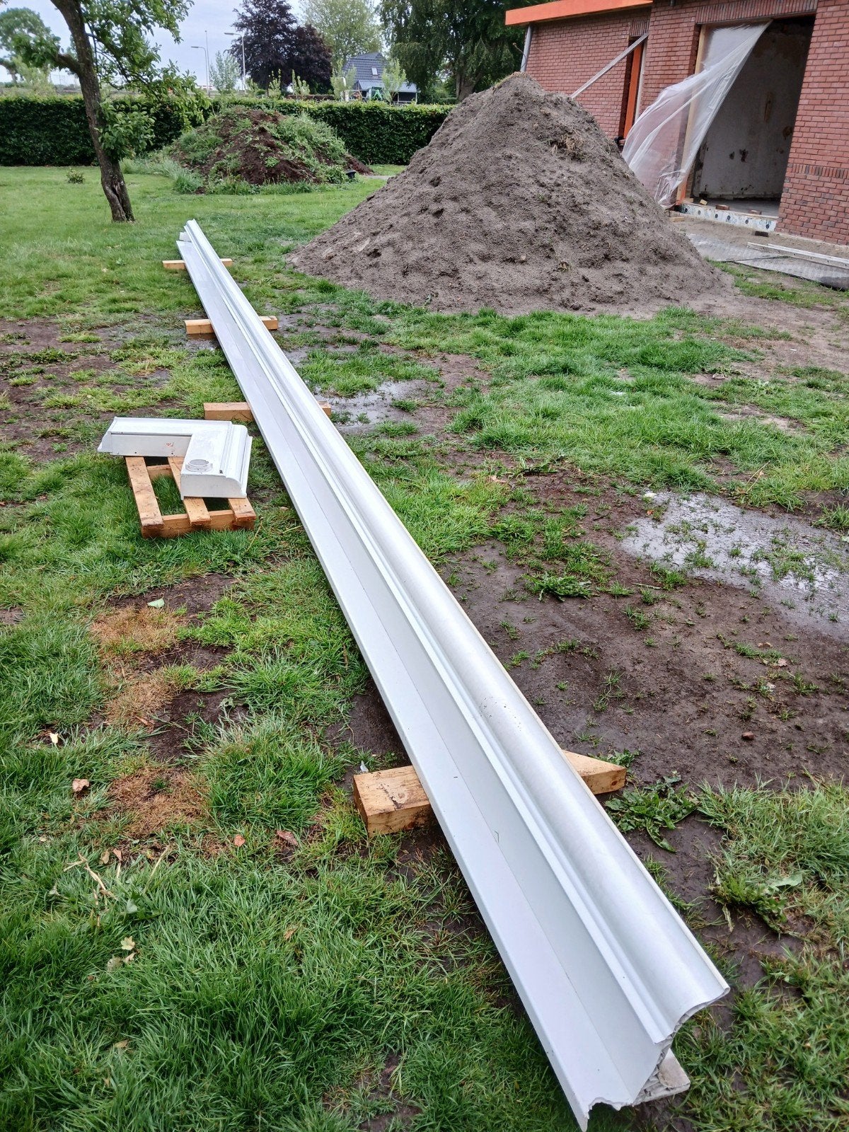 ≥ Witte PVC dakgoot met afvoer en hoekstuk (m2404900797) — Buizen en ...