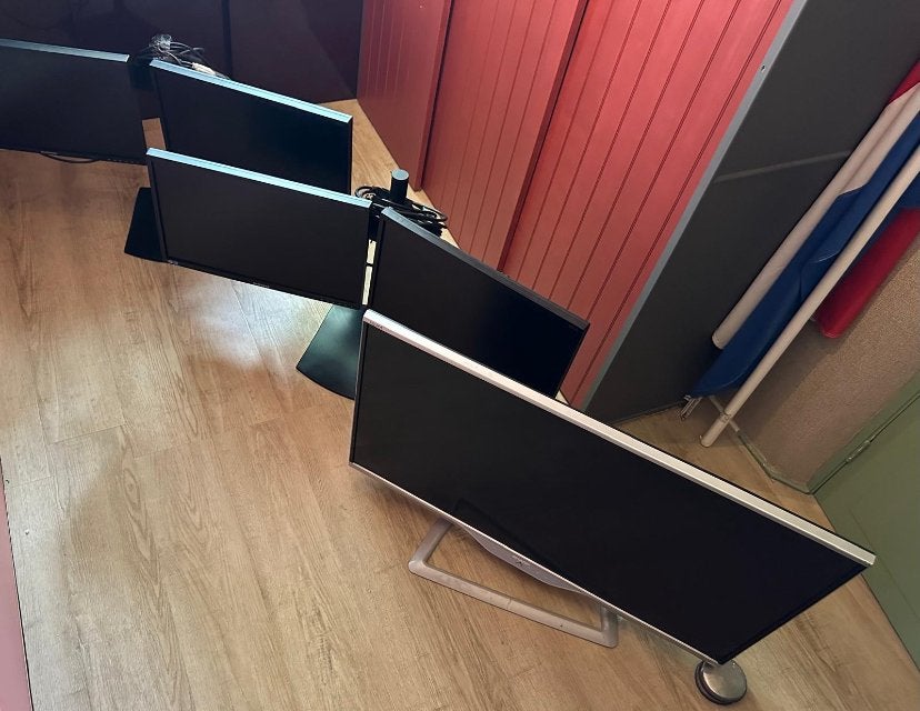 ≥ Sharp TV met 4 schermen en beugel (m2406662196) — Televisies ...