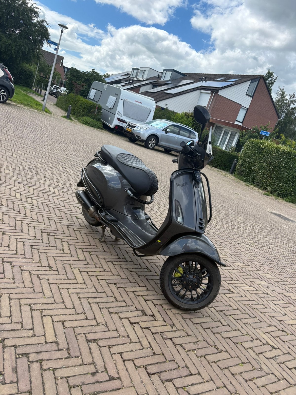 ≥ Vespa Sprint akrapovic matgrijs 2022+Boxer helm t.w.v €350 — Scooters ...