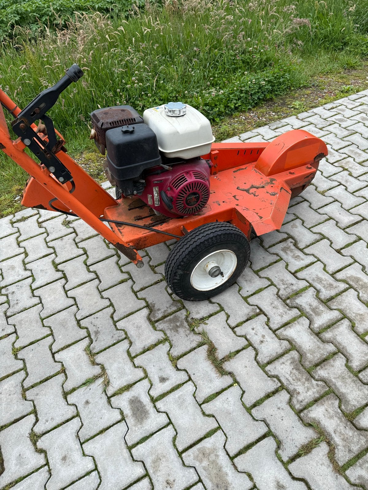 ≥ Goed werkende Stobbenfrees met nog goede freespunten — Machines en ...