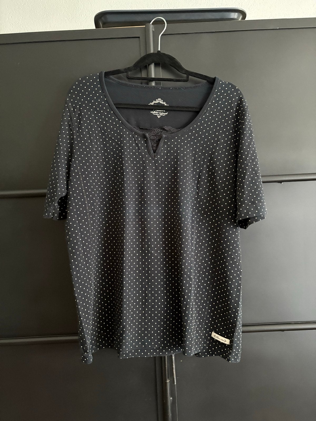 ≥ Via Appia Due donkerblauw T-shirt met Witte Stippen en Kant — T ...