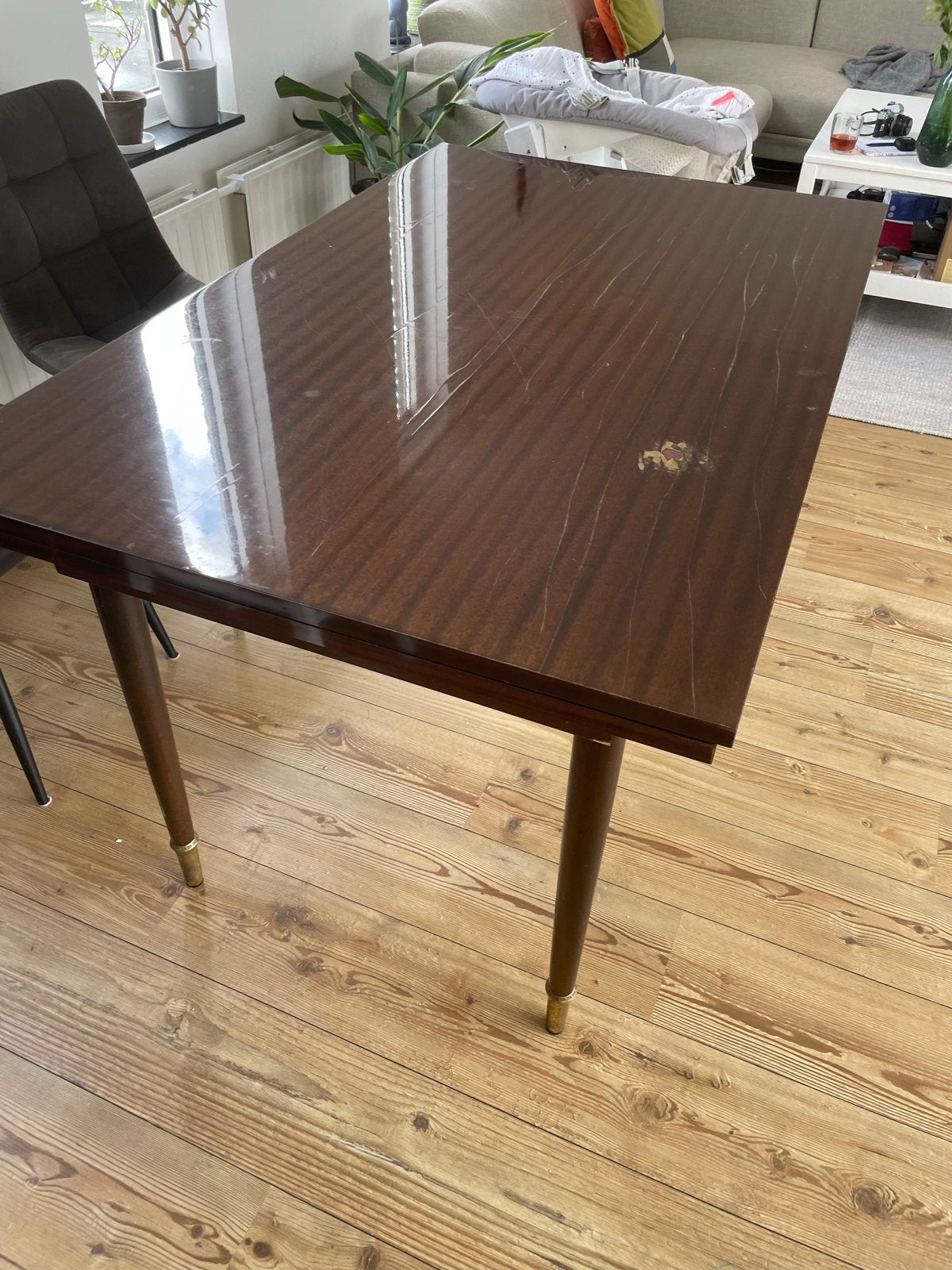≥ Extendable wooden dining table woth signs of use. — Antiek | Meubels ...