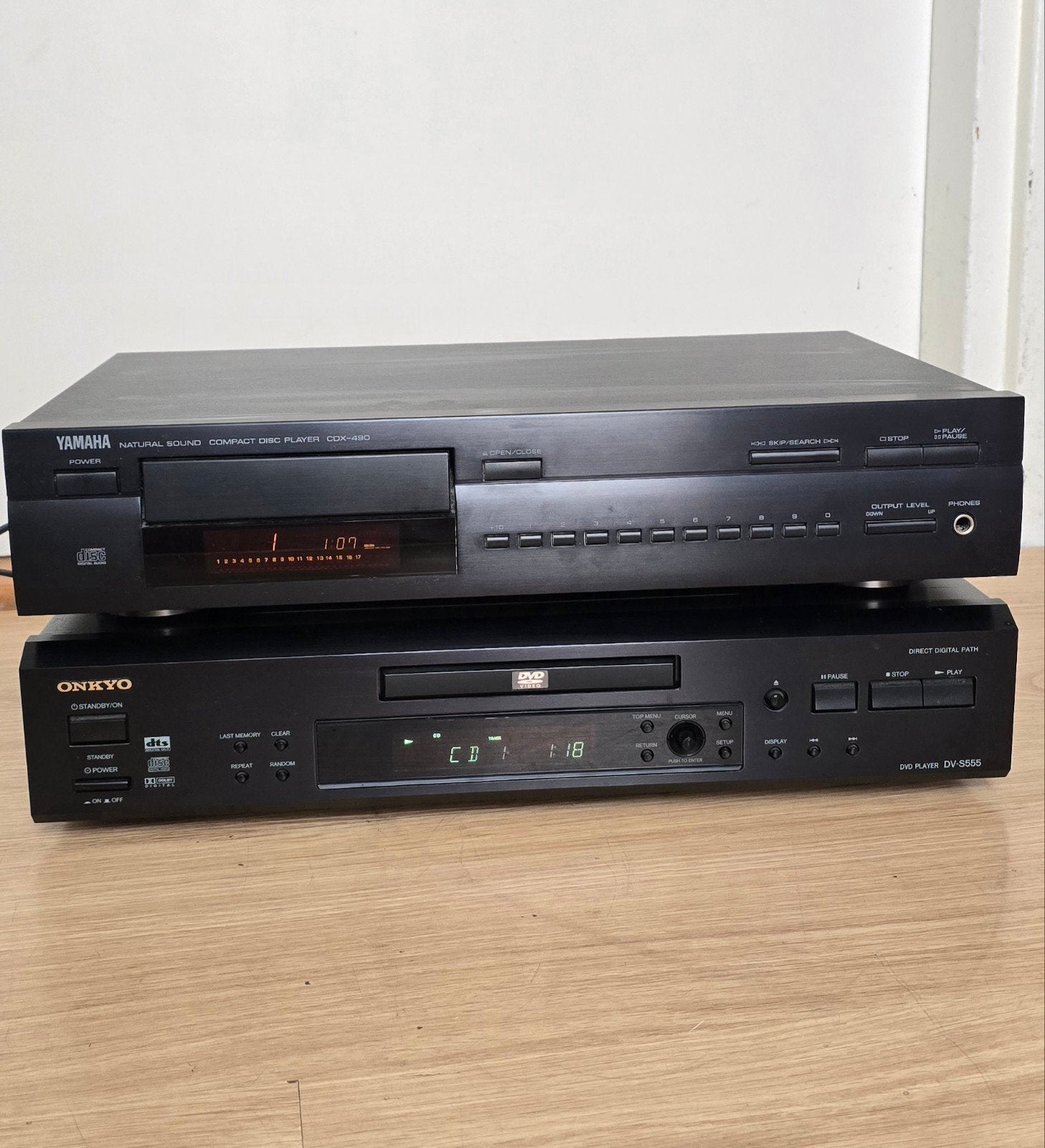 ≥ Yamaha CDX-490 CD-speler en Onkyo DV-S555 DVD-speler (m2408142751 ...