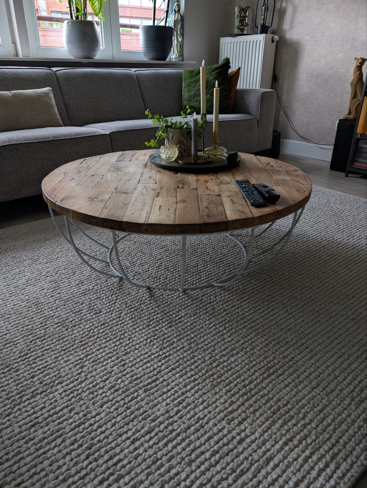 ≥ Ronde salontafel van mangohout met metalen onderstel — Tafels ...