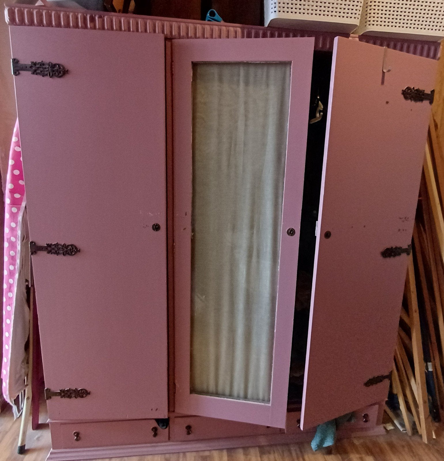 ≥ Vintage roze kledingkast met glazen deur — Antiek | Meubels | Kasten ...