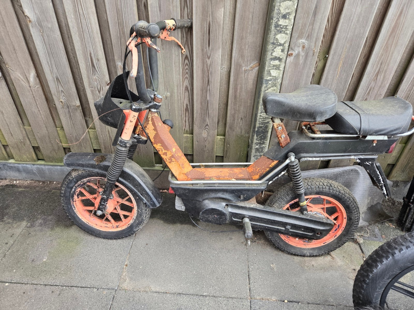 ≥ Oude, roestige bromfiets - opknapper — Brommers | Overige merken ...