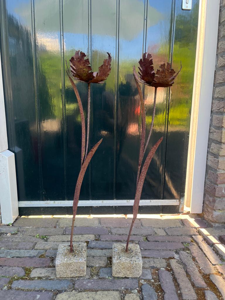 ≥ Set van 2 roestkleurige metalen tulp sculpturen — Tuinbeelden ...
