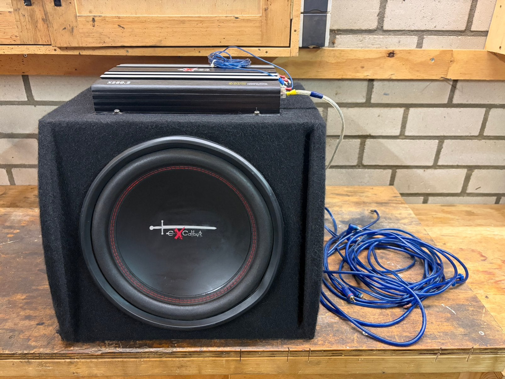 ≥ Hexcaliber subwoofer met versterker en bekabeling — Autospeakers ...