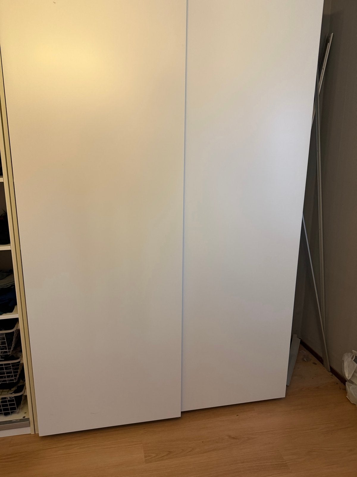 ≥ Witte kledingkast met schuifdeuren en planken — Kasten ...