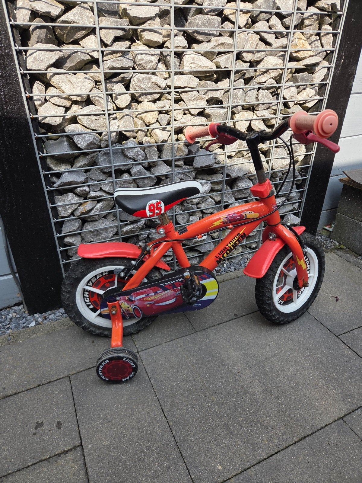 ≥ Kinderfiets Cars Lightning McQueen 12 inch met zijwieltjes — Fietsen ...