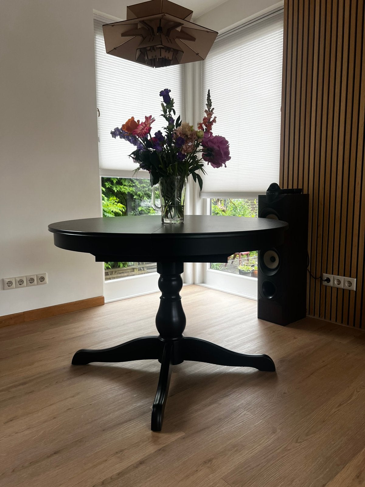 ≥ Zwarte ronde houten tafel (gratis vier stoelen) — Tafels | Eettafels ...