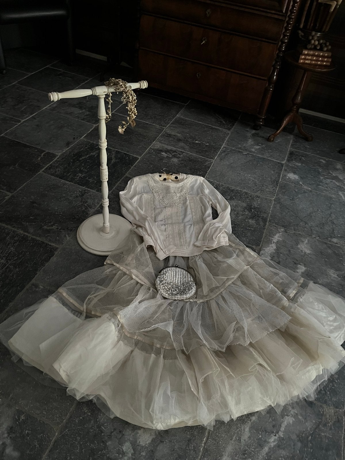 ≥ Antieke set: blouses ,wassen kroon,tasje,standaard tule rok — Antiek ...