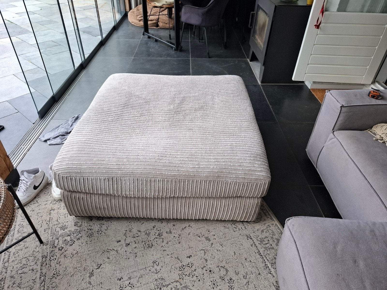 ≥ Grote comfortabele hocker van ribstof 110 x 120 cm — Banken ...