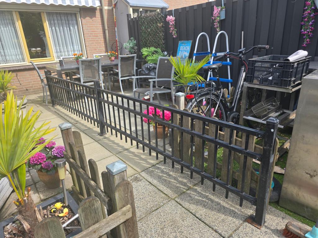 ≥ IJzeren hekwerk met palen - 2 delen, 67cm hoog 4.55m Breed ...