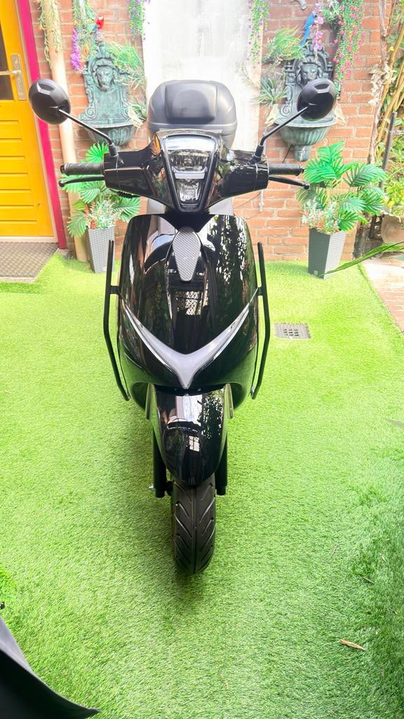 ≥ “ NIEUW “ !! Mat Zwarte scooter met topkoffer en valbeugels ...