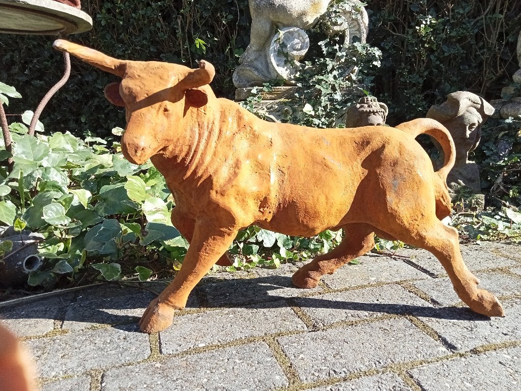 ≥ Supergave gietijzeren beeld van een stier. — Tuinbeelden — Marktplaats