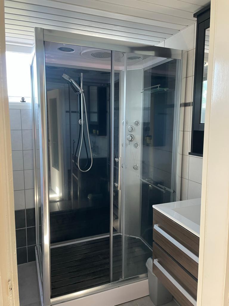 ≥ Luxe douchecabine met regendouche en massagejets — Badkamer ...