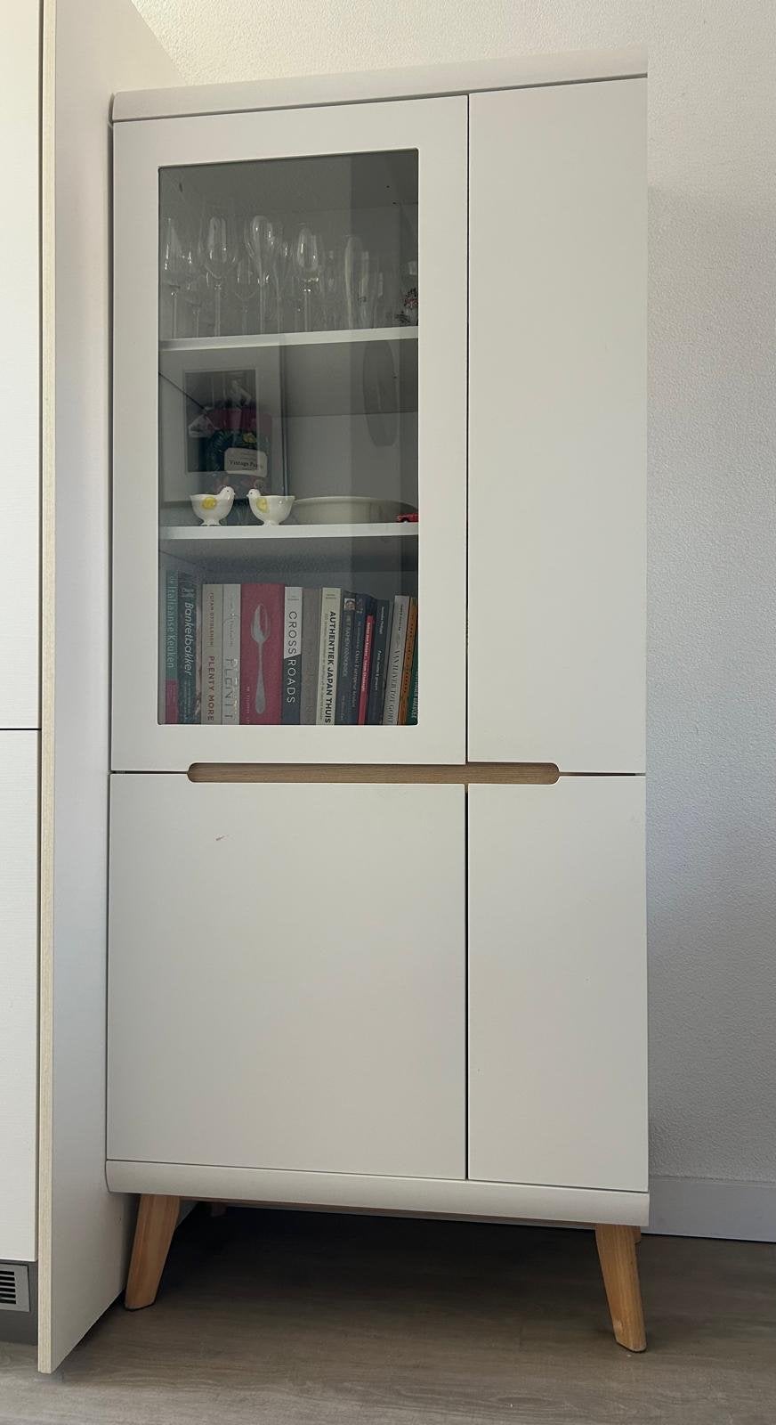 ≥ Moderne witte vitrinekast met glazen deuren — Kasten | Boekenkasten ...