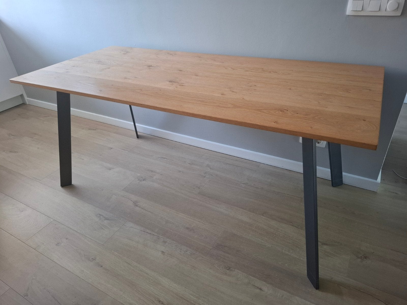 ≥ Moderne eettafel/bureau met houten blad en metalen poten — Tafels ...