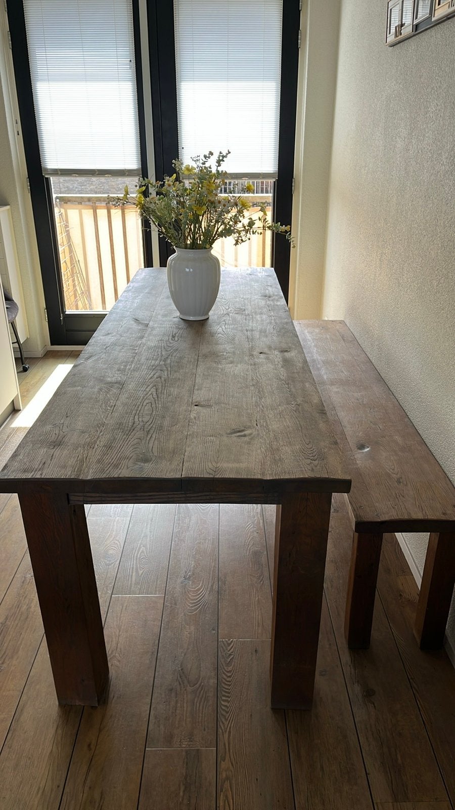≥ Robuuste eettafel met bankje van massief hout — Tafels | Eettafels ...