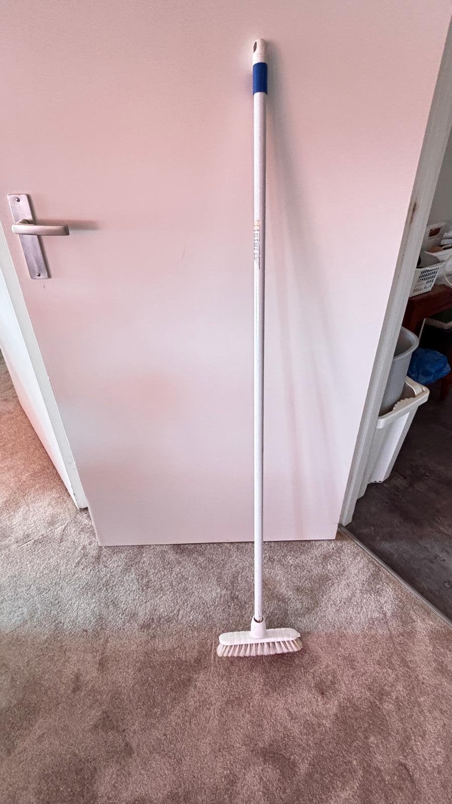 ≥ Gratis, witte harde bezem/boener met blauwe handgreep ...