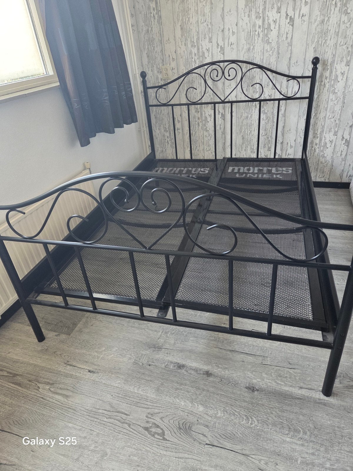 ≥ Zwart metalen bedframe met matras uiterlijk 19 juni 14.00 ...