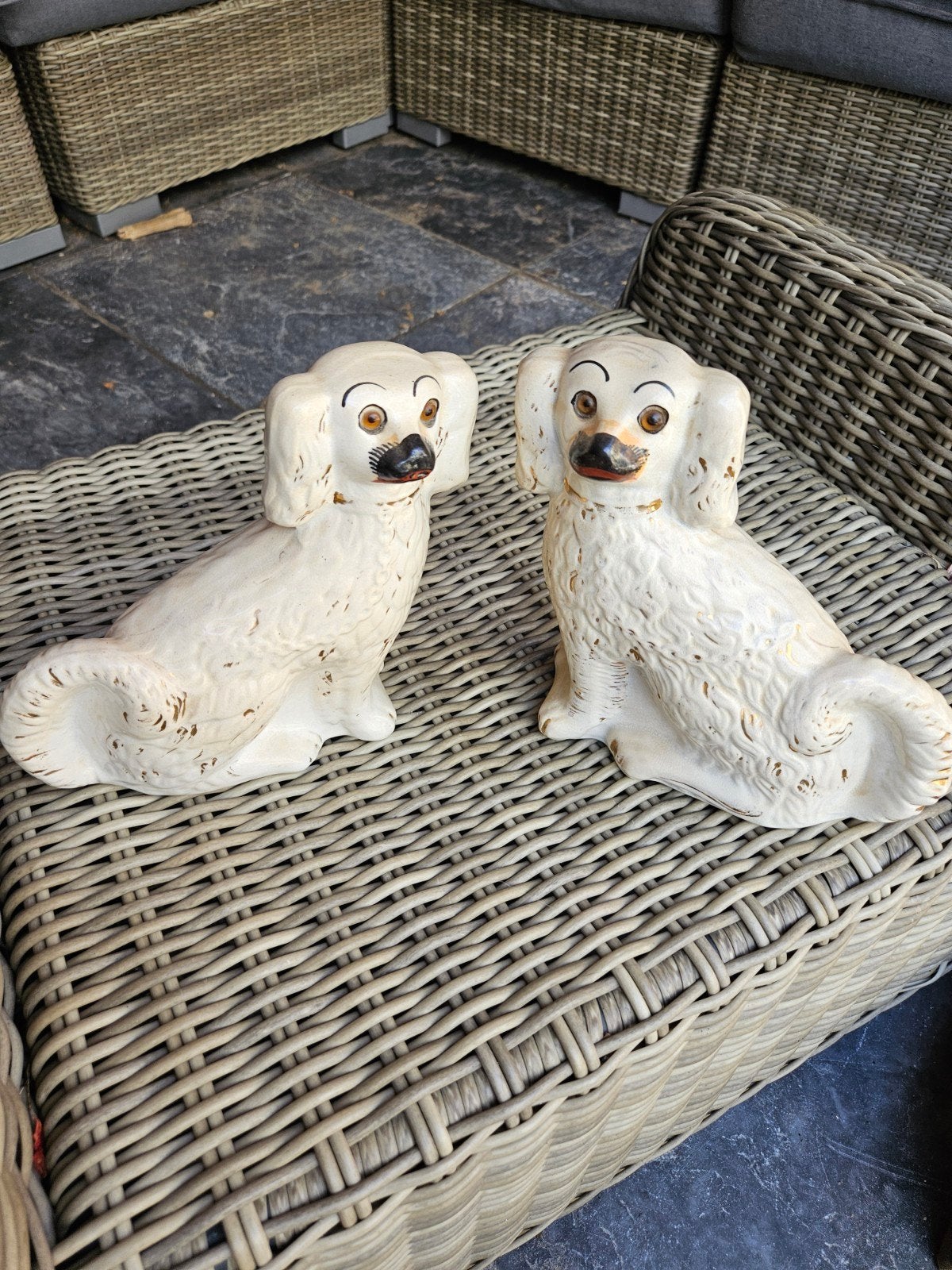 ≥ Twee decoratieve stenen beeldjes van honden, 23 cm hoog — Tuinbeelden ...