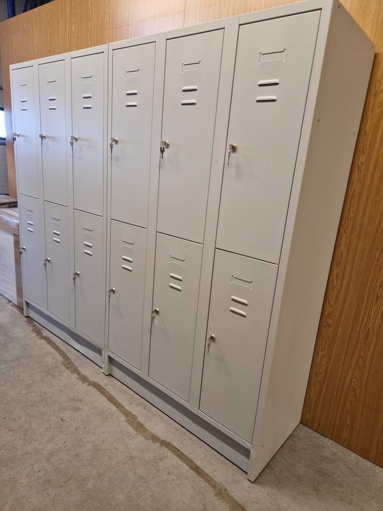 ≥ Locker 6 deurs schade aan plint zelf uitdeuken (nieuw) — Kasten ...