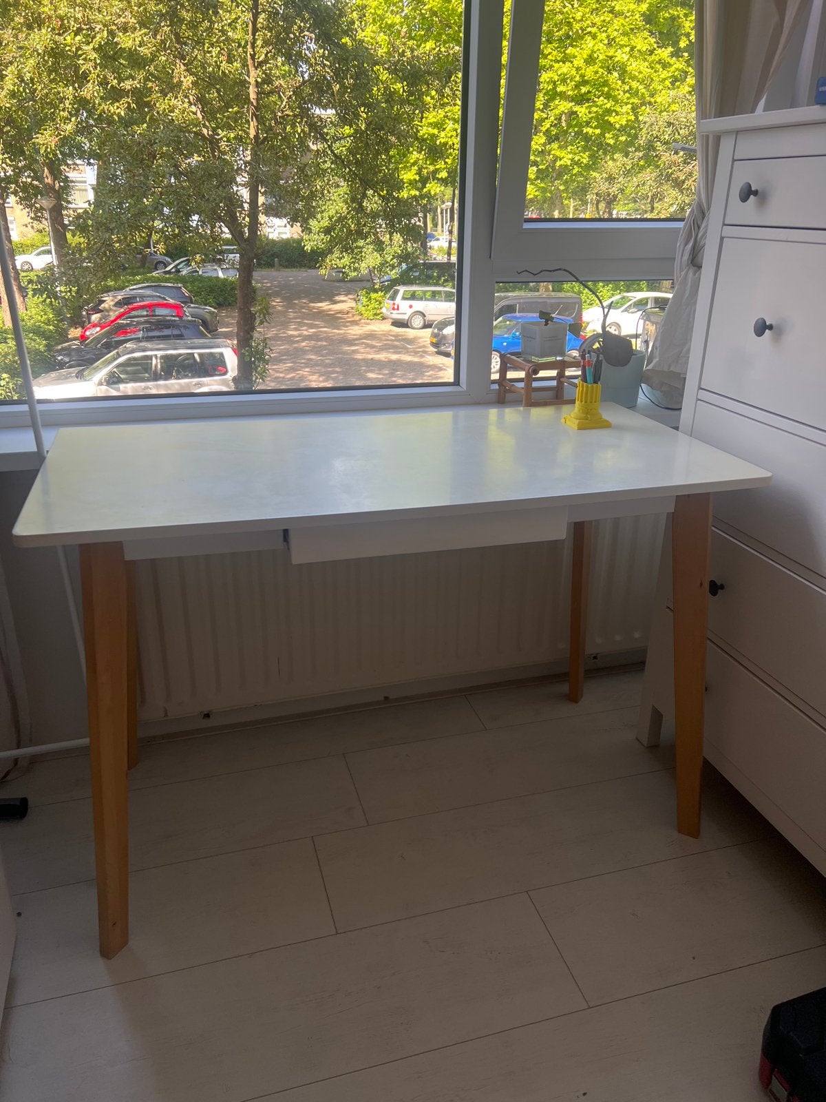 ≥ Witte bureautafel met houten poten (107x58x76 cm) — Bureaus — Marktplaats
