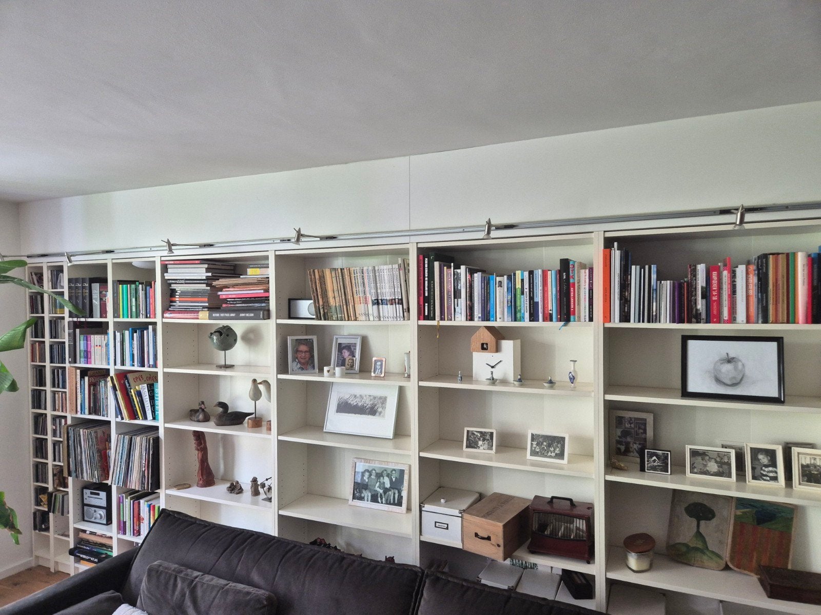 ≥ IKEA Billy kastenwand met houten afwerking en verlichting — Kasten ...