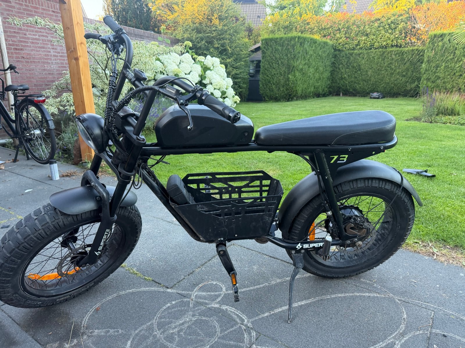 ≥ Super73 E-bike met mandje en spatborden — Elektrische fietsen ...