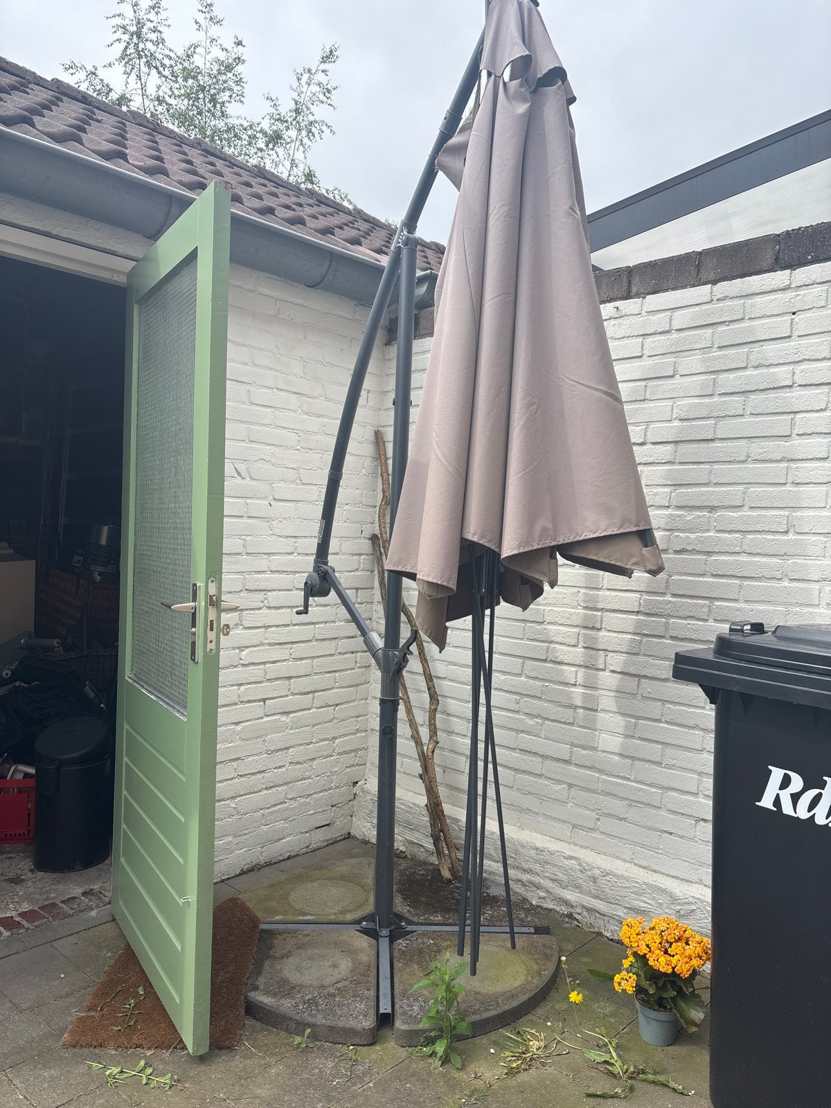 ≥ Zweefparasol oud ijzer - Gratis ophalen incl parasol tegels ...