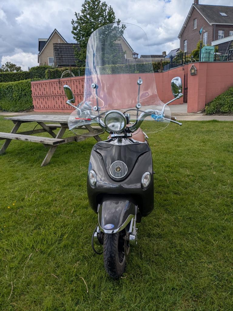 ≥ Znen Flash Retro bromscooter met weinig op de teller — Brommers ...