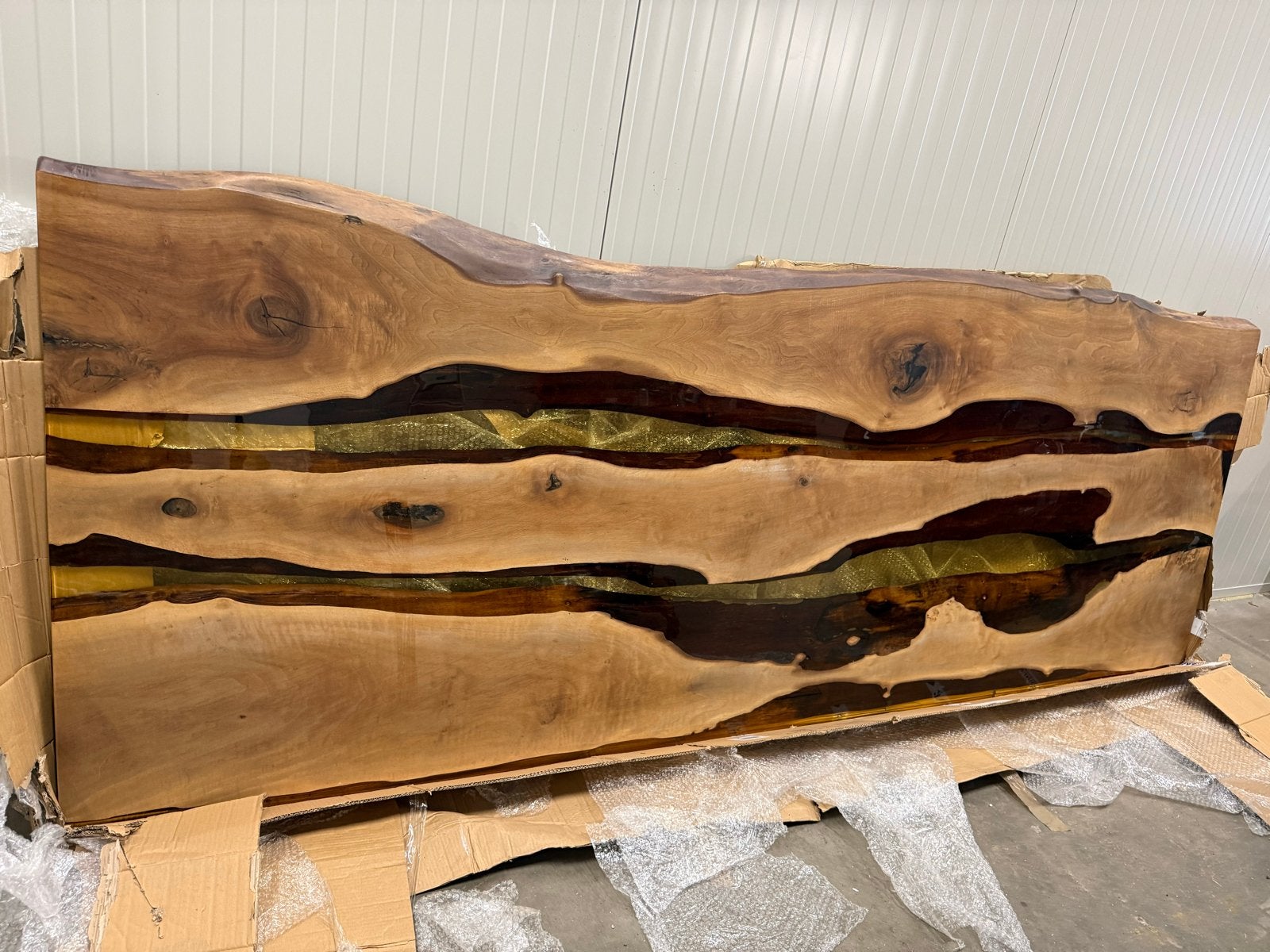 ≥ Unieke Walnoot Houten Tafelblad met Epoxy Rivier — Tafels | Eettafels ...