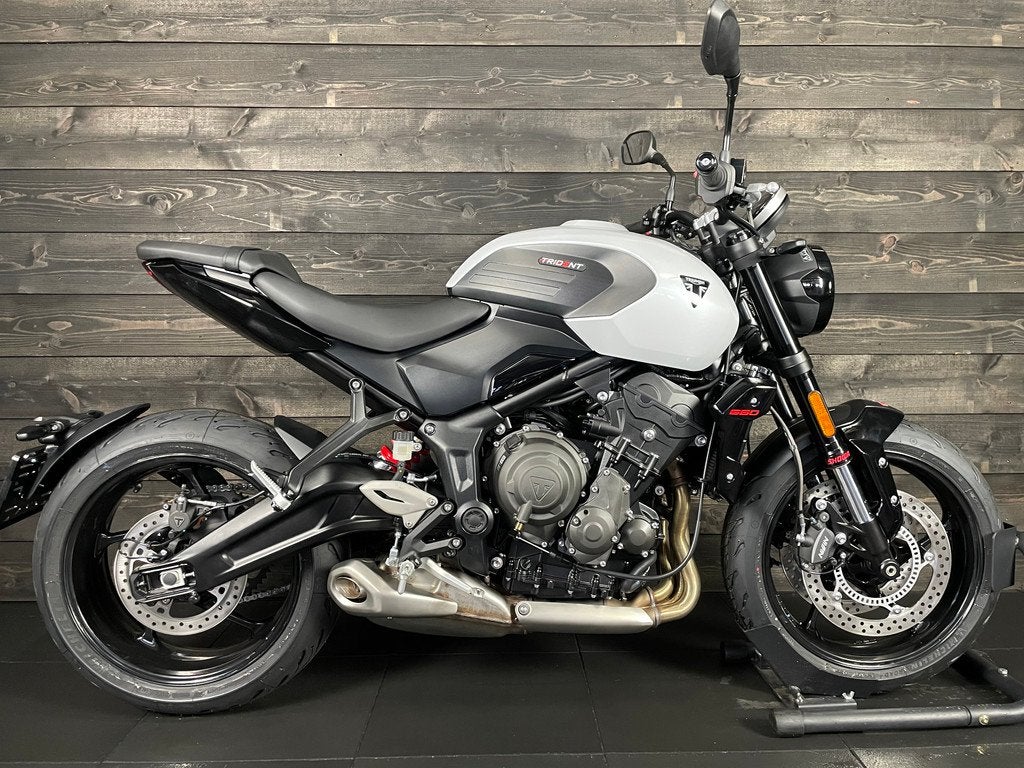 ≥ Triumph TRIDENT 660 SNOWDONIA WHITE (bj 2026) (m2406400018) — Motoren ...