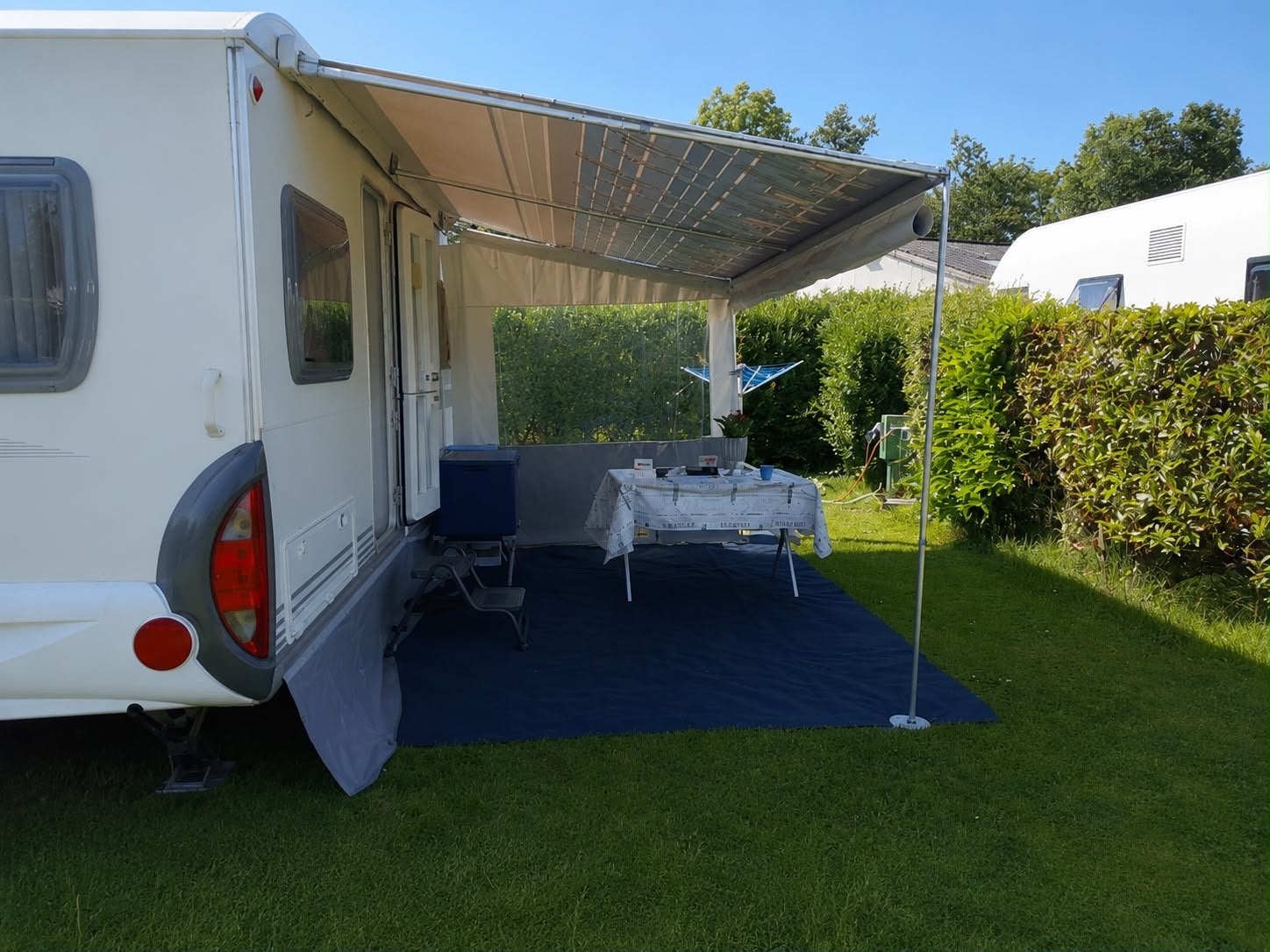 ≥ Caravanstore luifel met zijwanden en rafters — Caravan accessoires ...