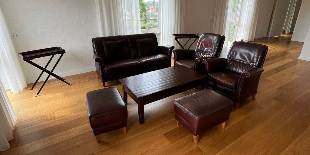 ≥ Bank, 2 stoelen met salontafel en 2 hockers — Stoelen — Marktplaats